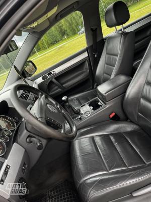 Melns Volkswagen Touareg 2007 Šauļi, ar dzinēja tilpumu 2.50 L un nobraukumu 288 tūkst. km par 4500 €, foto 23 vietnē AUTOMOTO.COM.LV