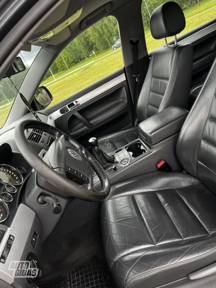 Melns Volkswagen Touareg 2007 Šauļi, ar dzinēja tilpumu 2.50 L un nobraukumu 288 tūkst. km par 4500 €, foto 23 vietnē AUTOMOTO.COM.LV