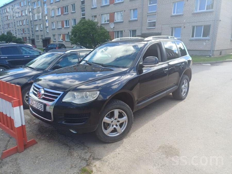 Black Volkswagen Touareg 2007 in Balvi, with an engine capacity of 3.00 L and mileage of 447 thousand km for 3600 €, photo 1 on AUTOMOTO.COM.LV
