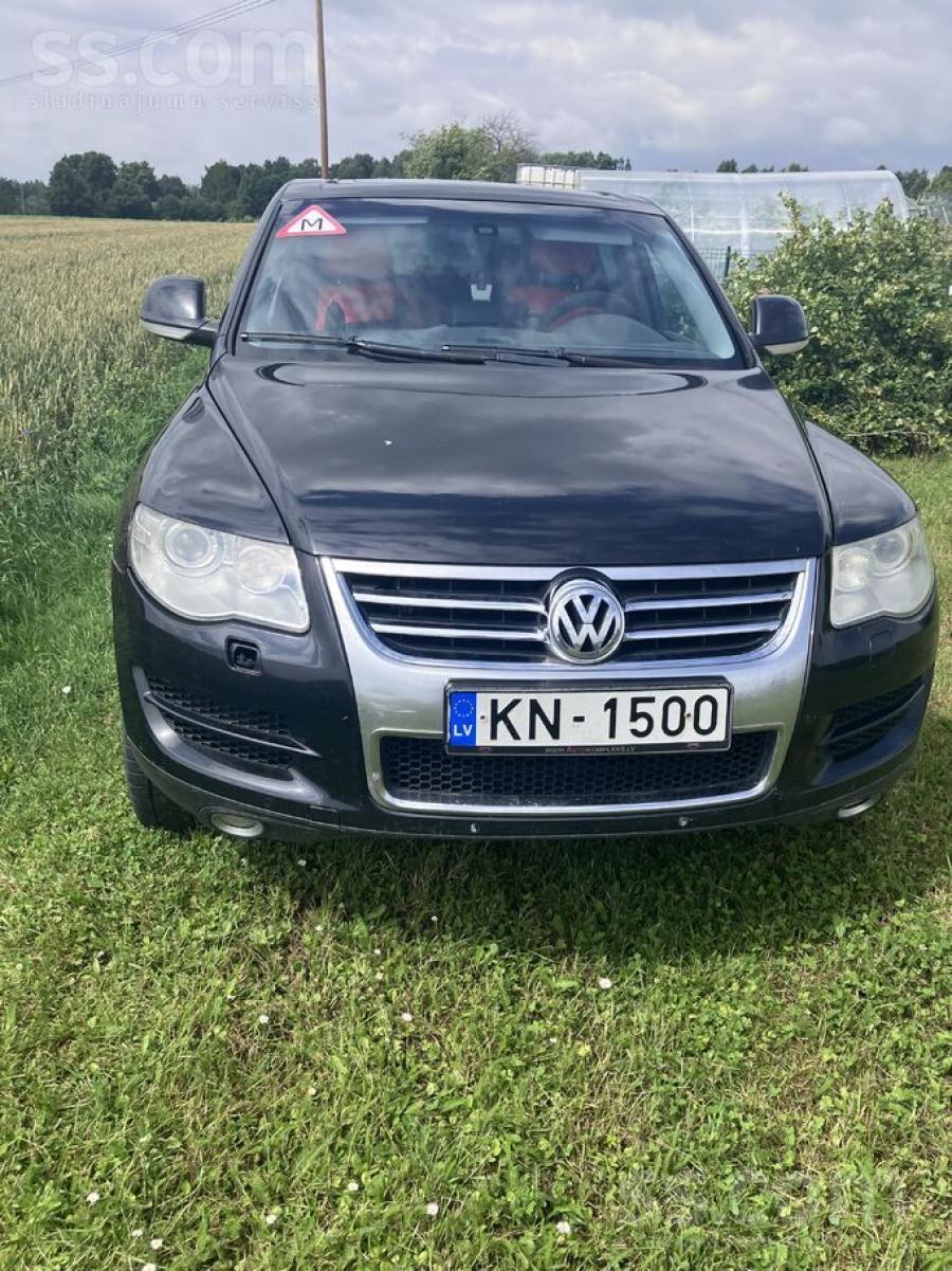 Black Volkswagen Touareg 2007 in Talsi, with an engine capacity of 3.00 L and mileage of 405 thousand km for 2500 €, photo 3 on AUTOMOTO.COM.LV