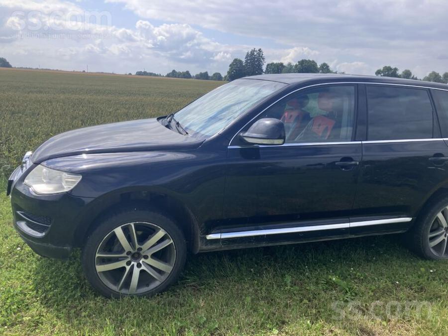 Black Volkswagen Touareg 2007 in Talsi, with an engine capacity of 3.00 L and mileage of 405 thousand km for 2000 €, photo 3 on AUTOMOTO.COM.LV