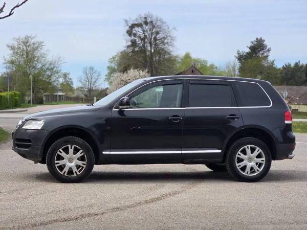 Black Volkswagen Touareg 2007 in Grobiņa, with an engine capacity of 3.00 L and mileage of 282 thousand km for 2990 €, photo 3 on AUTOMOTO.COM.LV