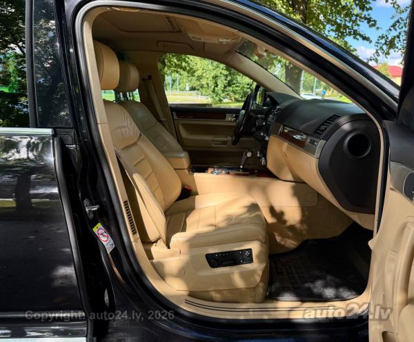 Black Volkswagen Touareg 2007 in Tallinn, with an engine capacity of 3.00 L and mileage of 300 thousand km for 5999 €, photo 9 on AUTOMOTO.COM.LV
