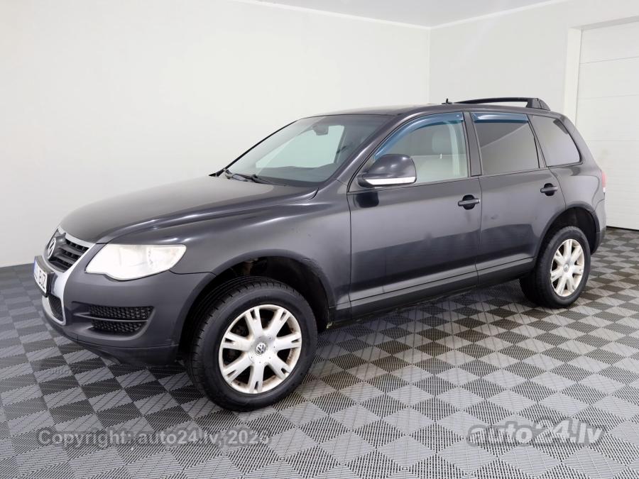 Black Volkswagen Touareg 2007 in Tallinn, with an engine capacity of 2.50 L and mileage of 259 thousand km for 1499 €, photo 3 on AUTOMOTO.COM.LV
