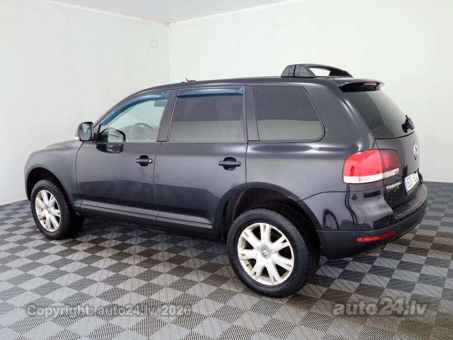 Black Volkswagen Touareg 2007 in Tallinn, with an engine capacity of 2.50 L and mileage of 259 thousand km for 1499 €, photo 5 on AUTOMOTO.COM.LV