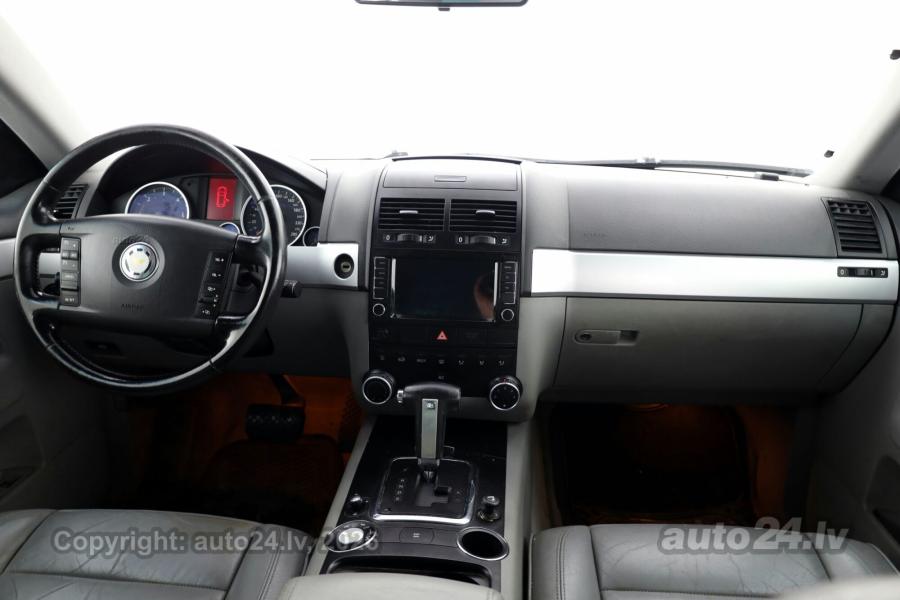 Black Volkswagen Touareg 2007 in Tallinn, with an engine capacity of 2.50 L and mileage of 259 thousand km for 1499 €, photo 6 on AUTOMOTO.COM.LV