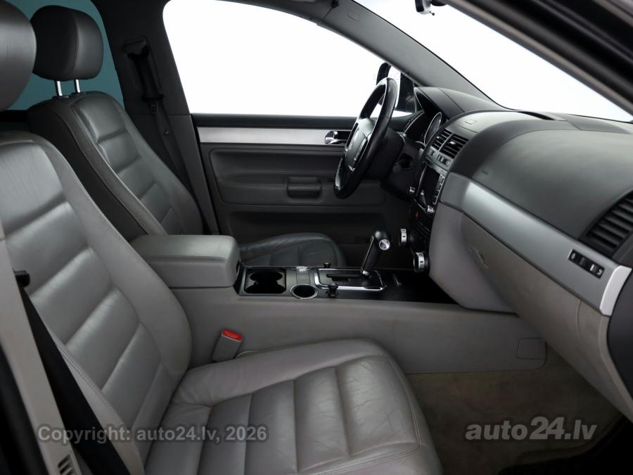 Black Volkswagen Touareg 2007 in Tallinn, with an engine capacity of 2.50 L and mileage of 259 thousand km for 1499 €, photo 7 on AUTOMOTO.COM.LV