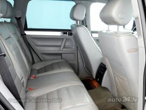 Black Volkswagen Touareg 2007 in Tallinn, with an engine capacity of 2.50 L and mileage of 259 thousand km for 1499 €, photo 8 on AUTOMOTO.COM.LV