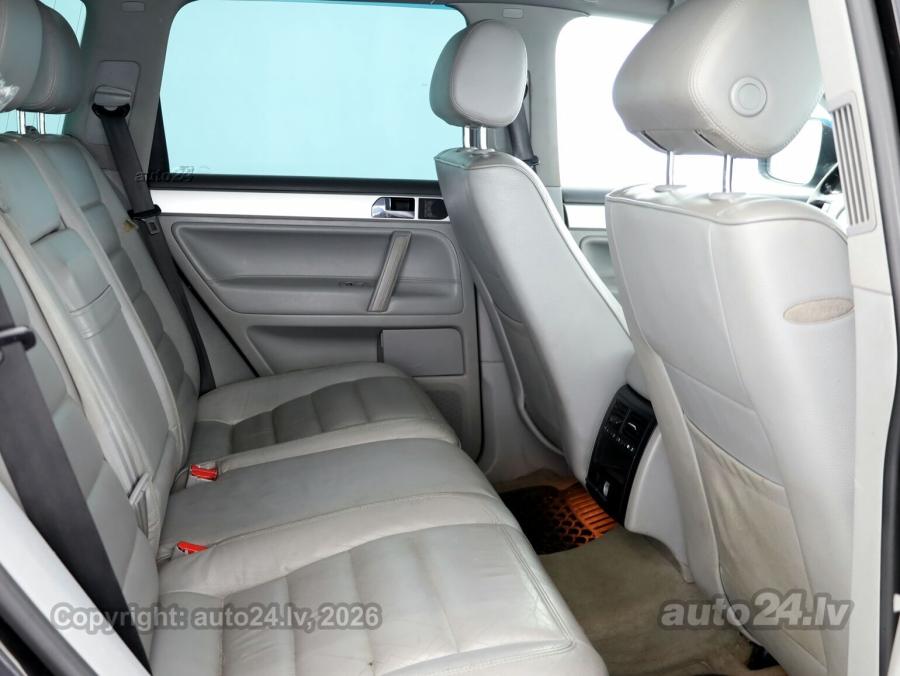 Black Volkswagen Touareg 2007 in Tallinn, with an engine capacity of 2.50 L and mileage of 259 thousand km for 1499 €, photo 8 on AUTOMOTO.COM.LV
