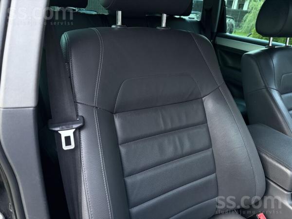 Black Volkswagen Touareg 2007 in Jelgava, with an engine capacity of 3.00 L and mileage of 411 thousand km for 5500 €, photo 9 on AUTOMOTO.COM.LV