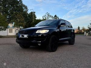 Melns Volkswagen Touareg 2007 Panevēža, ar dzinēja tilpumu 2.97 L un nobraukumu 292 tūkst. km par 5500 €, foto  vietnē AUTOMOTO.COM.LV