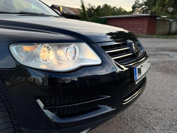 Black Volkswagen Touareg 2007 in Panevezys, with an engine capacity of 2.97 L and mileage of 292 thousand km for 5500 €, photo 5 on AUTOMOTO.COM.LV