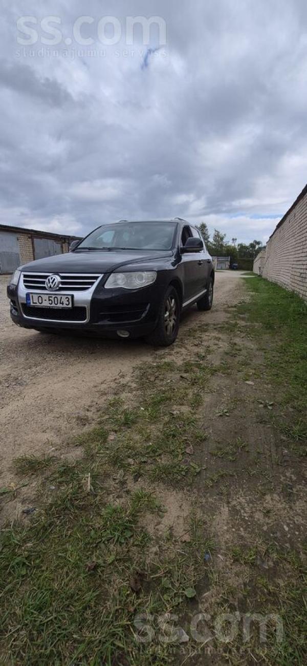 Black Volkswagen Touareg 2007 in Rezekne, with an engine capacity of 3.00 L and mileage of 280 thousand km for 2300 €, photo 3 on AUTOMOTO.COM.LV