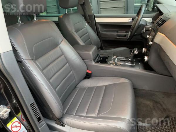Volkswagen Touareg 2007 Rīga vietnē Melns Volkswagen Touareg 2007 Rīga, ar dzinēja tilpumu 3.00 L un nobraukumu 369 tūkst. km par 5500 €, foto 10 vietnē AUTOMOTO.COM.LV