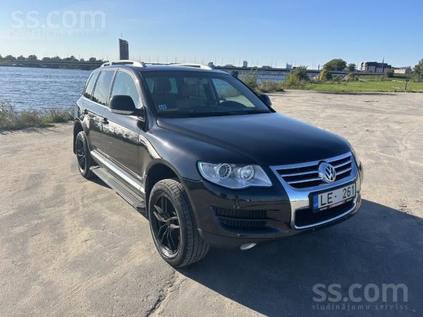 Black Volkswagen Touareg 2008 in Riga, with an engine capacity of 3.00 L and mileage of 291 thousand km for 3500 €, photo 1 on AUTOMOTO.COM.LV