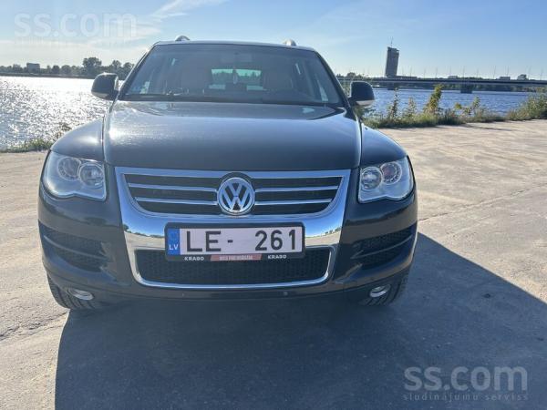 Black Volkswagen Touareg 2008 in Riga, with an engine capacity of 3.00 L and mileage of 291 thousand km for 3500 €, photo 2 on AUTOMOTO.COM.LV