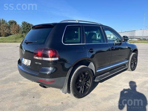 Black Volkswagen Touareg 2008 in Riga, with an engine capacity of 3.00 L and mileage of 291 thousand km for 3500 €, photo 4 on AUTOMOTO.COM.LV