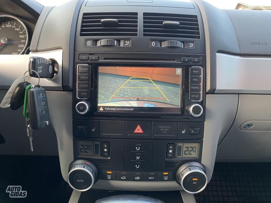 Black Volkswagen Touareg 2008 in Utena, with an engine capacity of 3.00 L and mileage of 311 thousand km for 7950 €, photo 3 on AUTOMOTO.COM.LV