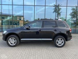 Black Volkswagen Touareg 2008 in Utena, with an engine capacity of 3.00 L and mileage of 311 thousand km for 7950 €, photo 6 on AUTOMOTO.COM.LV