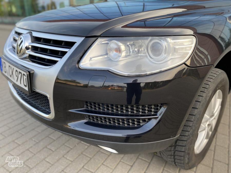 Black Volkswagen Touareg 2008 in Utena, with an engine capacity of 3.00 L and mileage of 311 thousand km for 7950 €, photo 16 on AUTOMOTO.COM.LV