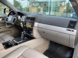 Black Volkswagen Touareg 2008 in Utena, with an engine capacity of 3.00 L and mileage of 311 thousand km for 7950 €, photo 21 on AUTOMOTO.COM.LV