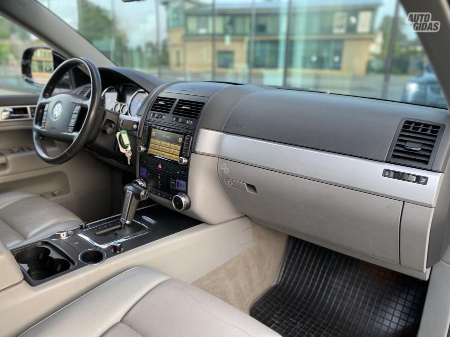 Black Volkswagen Touareg 2008 in Utena, with an engine capacity of 3.00 L and mileage of 311 thousand km for 7950 €, photo 21 on AUTOMOTO.COM.LV