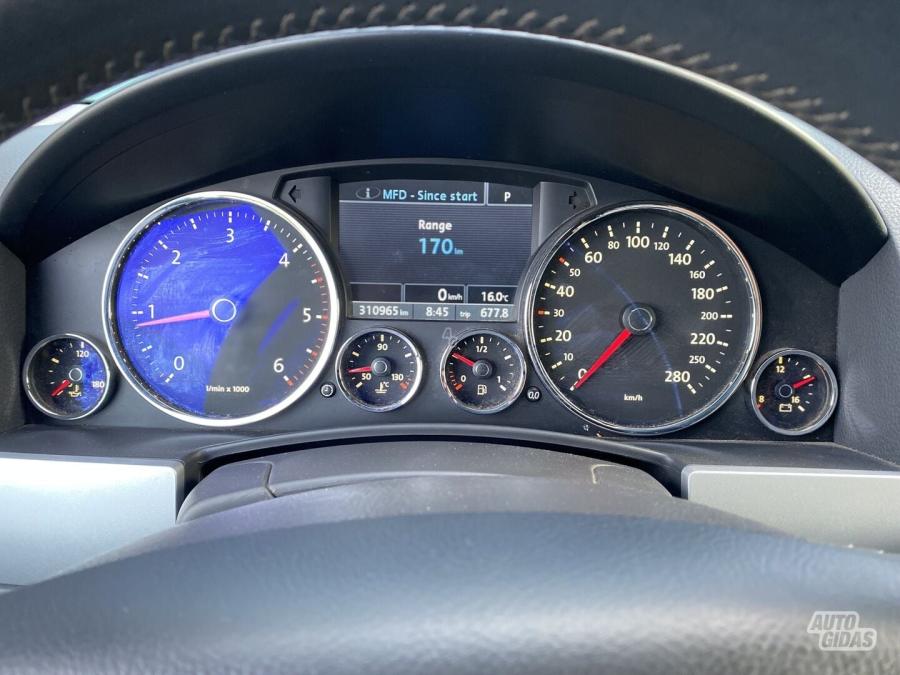 Black Volkswagen Touareg 2008 in Utena, with an engine capacity of 3.00 L and mileage of 311 thousand km for 7950 €, photo 23 on AUTOMOTO.COM.LV