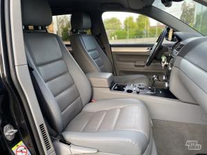 Black Volkswagen Touareg 2008 in Utena, with an engine capacity of 3.00 L and mileage of 311 thousand km for 7950 €, photo 25 on AUTOMOTO.COM.LV