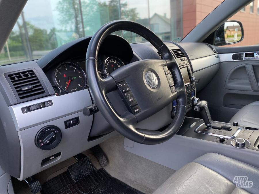 Black Volkswagen Touareg 2008 in Utena, with an engine capacity of 3.00 L and mileage of 311 thousand km for 7950 €, photo 26 on AUTOMOTO.COM.LV