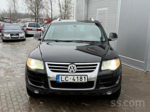 Black Volkswagen Touareg 2008 in Riga, with an engine capacity of 3.00 L and mileage of 392 thousand km for 4400 €, photo 2 on AUTOMOTO.COM.LV