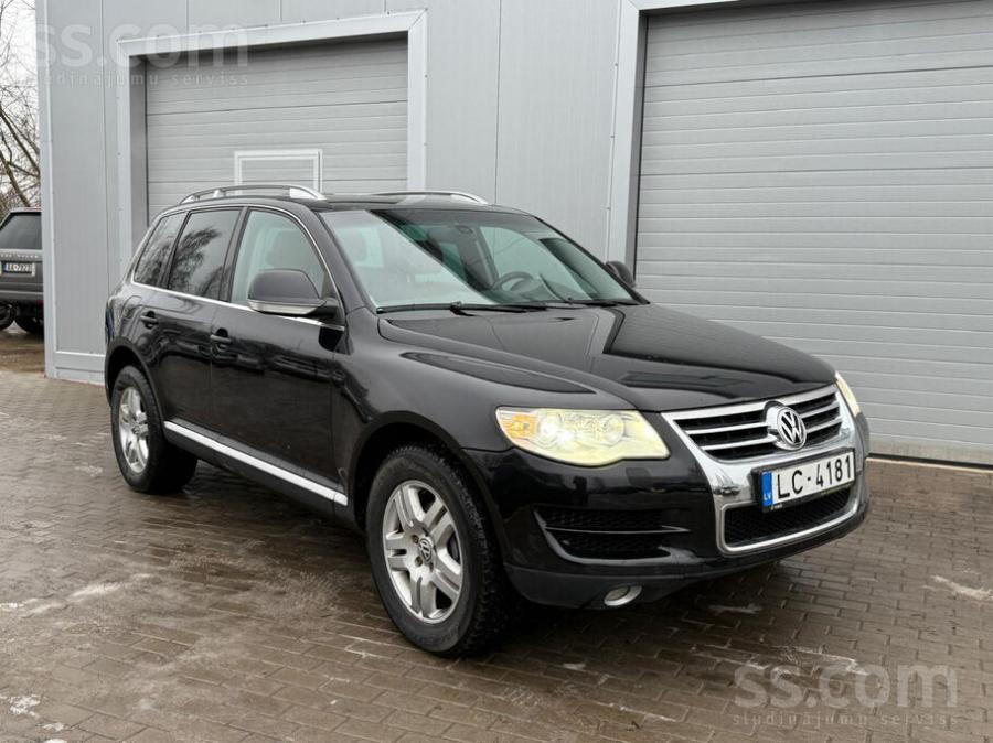 Black Volkswagen Touareg 2008 in Riga, with an engine capacity of 3.00 L and mileage of 392 thousand km for 4400 €, photo 3 on AUTOMOTO.COM.LV