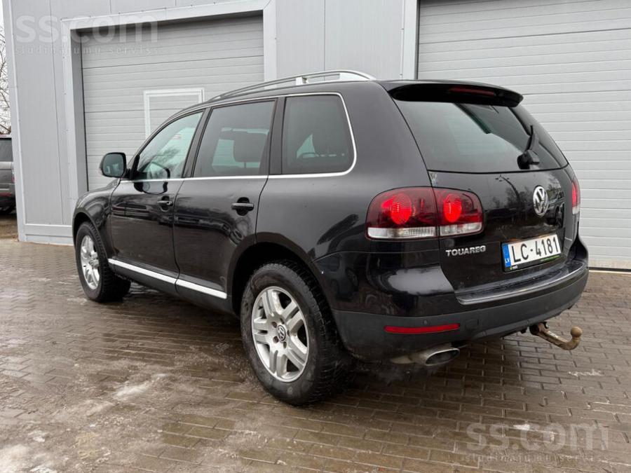 Black Volkswagen Touareg 2008 in Riga, with an engine capacity of 3.00 L and mileage of 392 thousand km for 4400 €, photo 4 on AUTOMOTO.COM.LV
