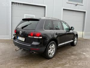 Black Volkswagen Touareg 2008 in Riga, with an engine capacity of 3.00 L and mileage of 392 thousand km for 4400 €, photo 5 on AUTOMOTO.COM.LV