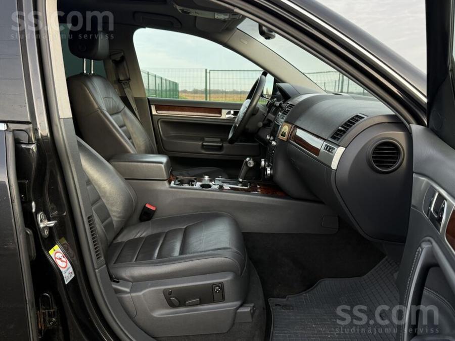 Melns Volkswagen Touareg 2008 Liepāja, ar dzinēja tilpumu 3.00 L un nobraukumu 277 tūkst. km par 8400 €, foto 13 vietnē AUTOMOTO.COM.LV
