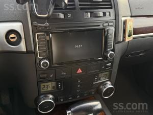 Melns Volkswagen Touareg 2008 Liepāja, ar dzinēja tilpumu 3.00 L un nobraukumu 277 tūkst. km par 8400 €, foto 22 vietnē AUTOMOTO.COM.LV