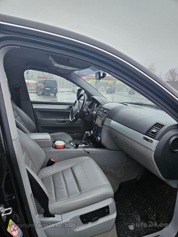 Black Volkswagen Touareg 2008 in Tallinn, with an engine capacity of 3.00 L and mileage of 380 thousand km for 3850 €, photo 11 on AUTOMOTO.COM.LV
