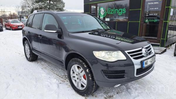 Black Volkswagen Touareg 2008 in Riga, with an engine capacity of 3.00 L and mileage of 319 thousand km for 6500 €, photo 3 on AUTOMOTO.COM.LV