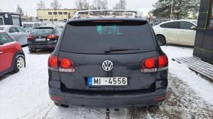 Black Volkswagen Touareg 2008 in Riga, with an engine capacity of 3.00 L and mileage of 319 thousand km for 6500 €, photo 7 on AUTOMOTO.COM.LV