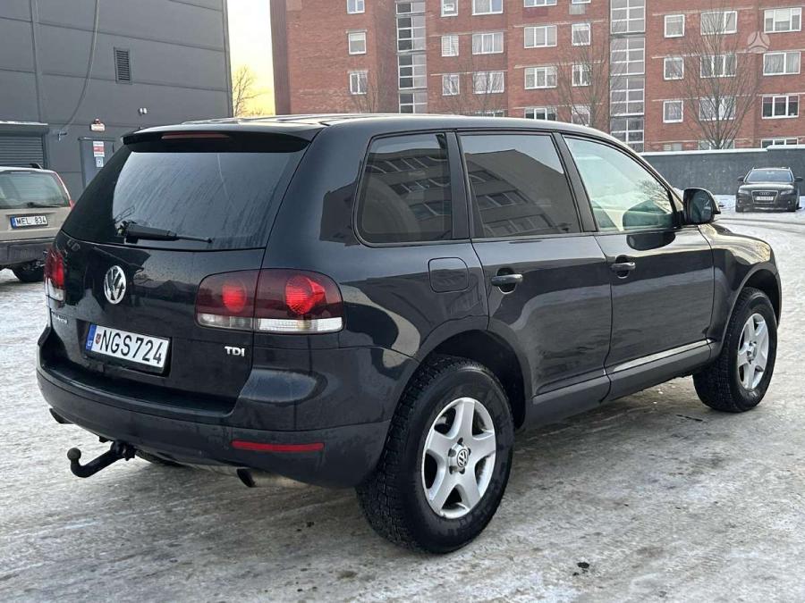 Black Volkswagen Touareg 2008 in Ukmerge, with an engine capacity of 2.46 L and mileage of 311 thousand km for 3450 €, photo 4 on AUTOMOTO.COM.LV