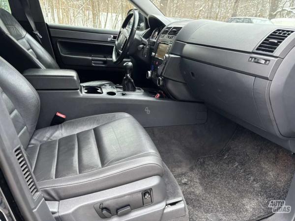 Melns Volkswagen Touareg 2008 Viļņa, ar dzinēja tilpumu 3.00 L un nobraukumu 282 tūkst. km par 5000 €, foto 7 vietnē AUTOMOTO.COM.LV