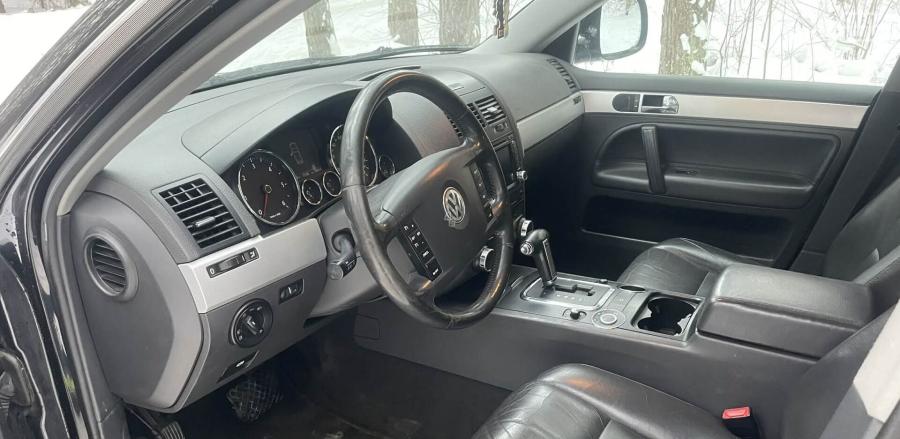 Melns Volkswagen Touareg 2008 Viļņa, ar dzinēja tilpumu 3.00 L un nobraukumu 355 tūkst. km par 4700 €, foto 5 vietnē AUTOMOTO.COM.LV