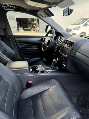 Melns Volkswagen Touareg 2008 Viļņa, ar dzinēja tilpumu 2.50 L un nobraukumu 236 tūkst. km par 3300 €, foto 14 vietnē AUTOMOTO.COM.LV