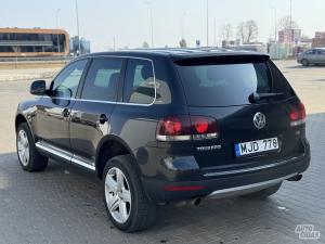 Melns Volkswagen Touareg 2008 Viļņa, ar dzinēja tilpumu 2.50 L un nobraukumu 250 tūkst. km par 3300 €, foto 4 vietnē AUTOMOTO.COM.LV