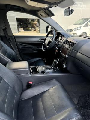 Melns Volkswagen Touareg 2008 Viļņa, ar dzinēja tilpumu 2.50 L un nobraukumu 250 tūkst. km par 3300 €, foto 14 vietnē AUTOMOTO.COM.LV