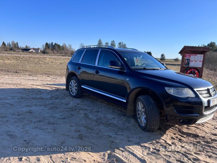 Melns Volkswagen Touareg 2008 Tallina, ar dzinēja tilpumu 3.00 L un nobraukumu 421 tūkst. km par 4699 €, foto 1 vietnē AUTOMOTO.COM.LV