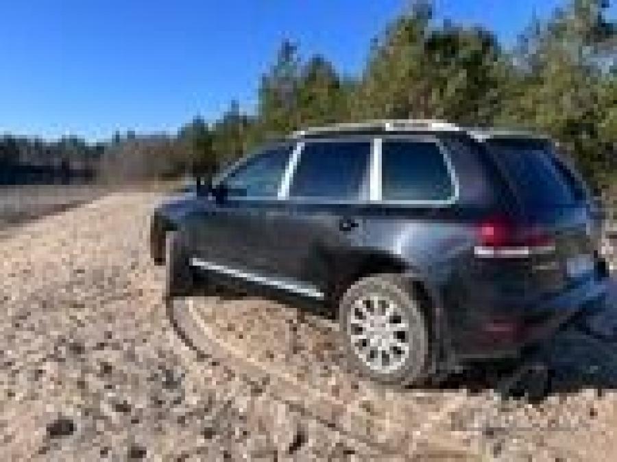Melns Volkswagen Touareg 2008 Tallina, ar dzinēja tilpumu 3.00 L un nobraukumu 421 tūkst. km par 4699 €, foto 6 vietnē AUTOMOTO.COM.LV