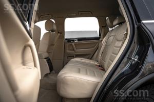 Black Volkswagen Touareg 2008 in Riga, with an engine capacity of 3.00 L and mileage of 306 thousand km for 6500 €, photo 13 on AUTOMOTO.COM.LV