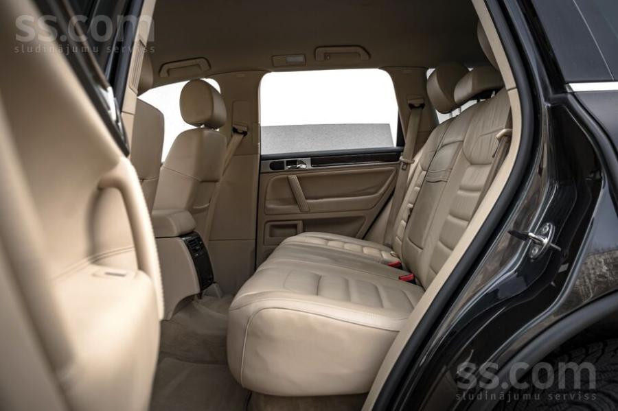 Black Volkswagen Touareg 2008 in Riga, with an engine capacity of 3.00 L and mileage of 306 thousand km for 6500 €, photo 13 on AUTOMOTO.COM.LV