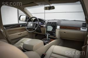 Black Volkswagen Touareg 2008 in Riga, with an engine capacity of 3.00 L and mileage of 306 thousand km for 6500 €, photo 15 on AUTOMOTO.COM.LV