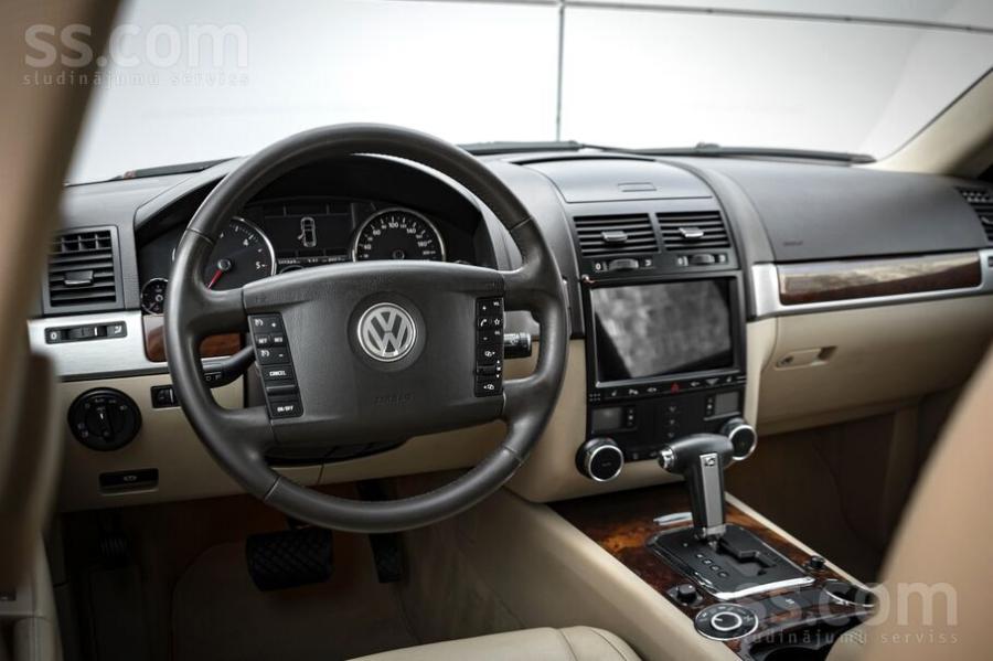 Black Volkswagen Touareg 2008 in Riga, with an engine capacity of 3.00 L and mileage of 306 thousand km for 6500 €, photo 18 on AUTOMOTO.COM.LV